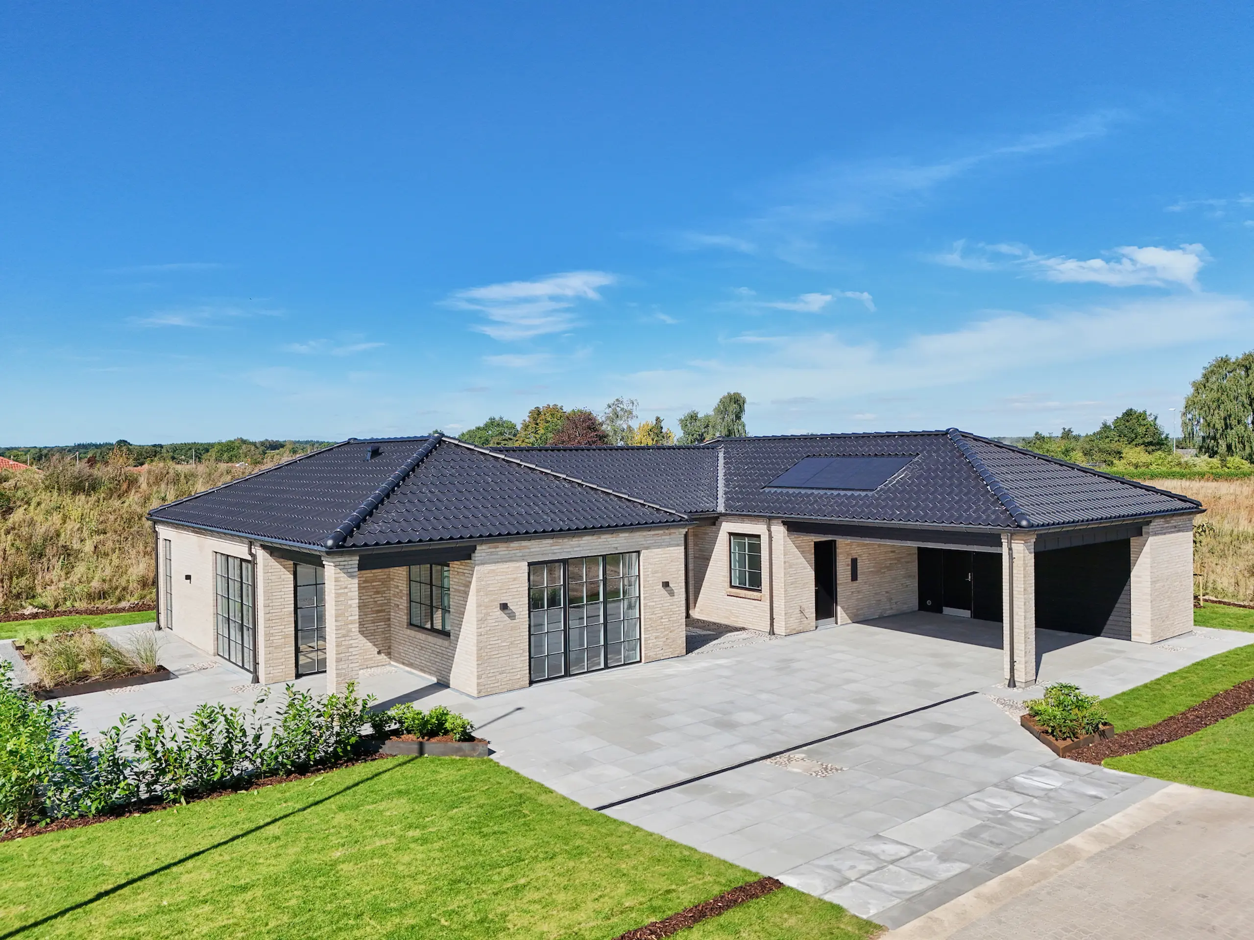 VELKOMMEN TILBAGE TIL HYBEL