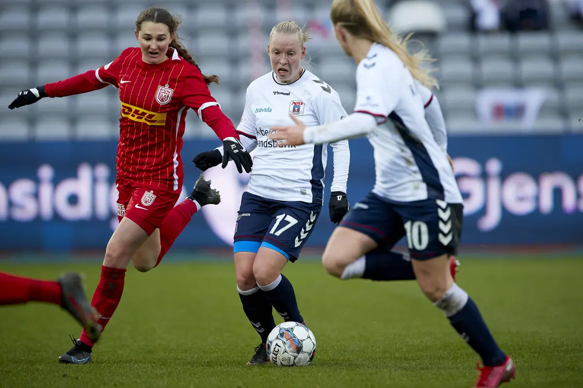 AGF KVINDEFODBOLD: FCN VENTER I SEMIFINALE