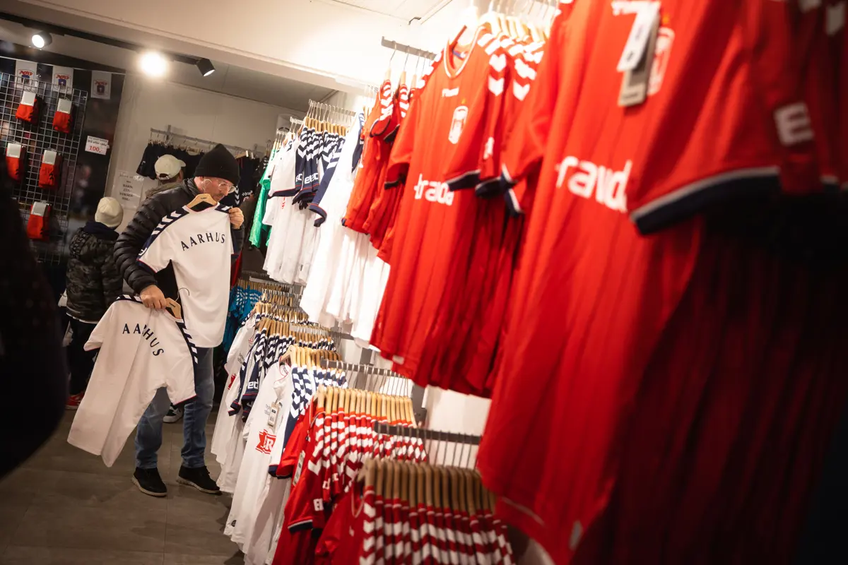 POP UP SHOP I HORSENS: AGF FANSHOPPEN RYKKER UD