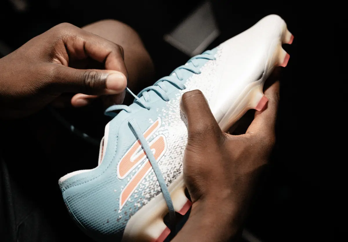 SKECHERS SNØRER FODBOLDSTØVLERNE MED AGF