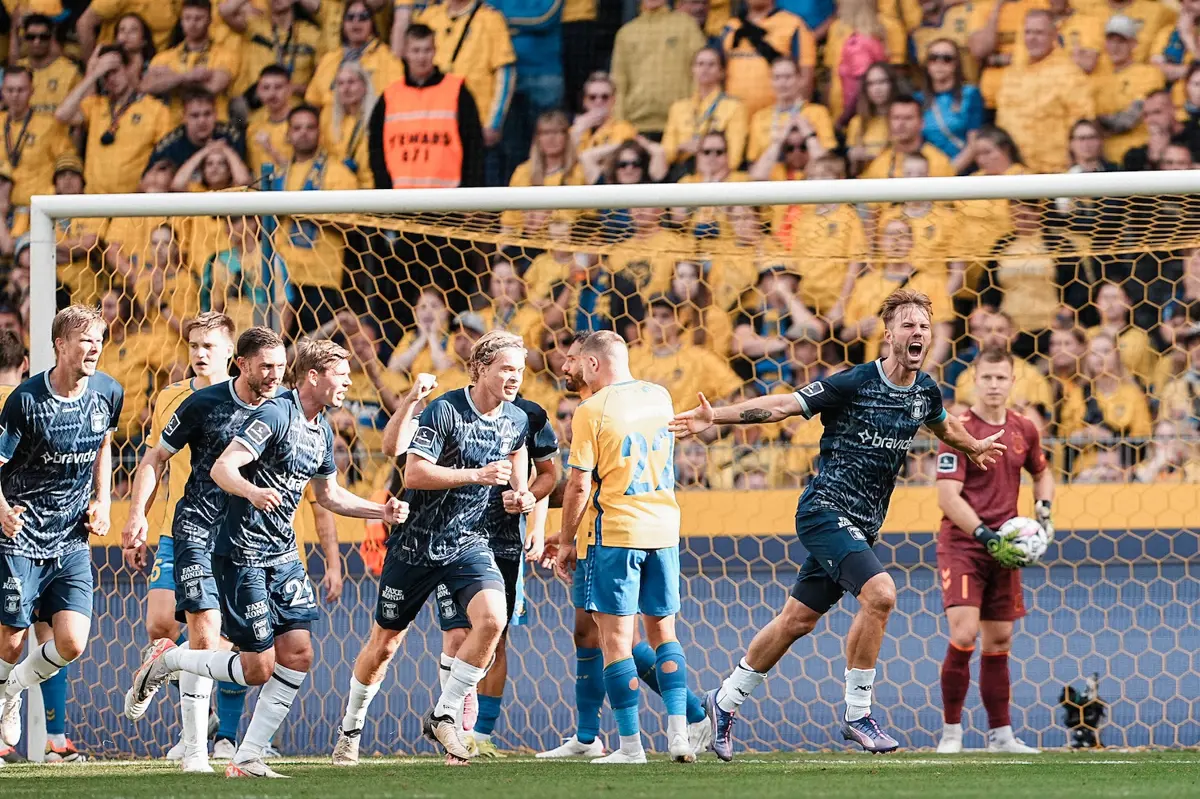 TÆT PÅ KAMP 100 MOD BRØNDBY IF I 3F SUPERLIGAEN