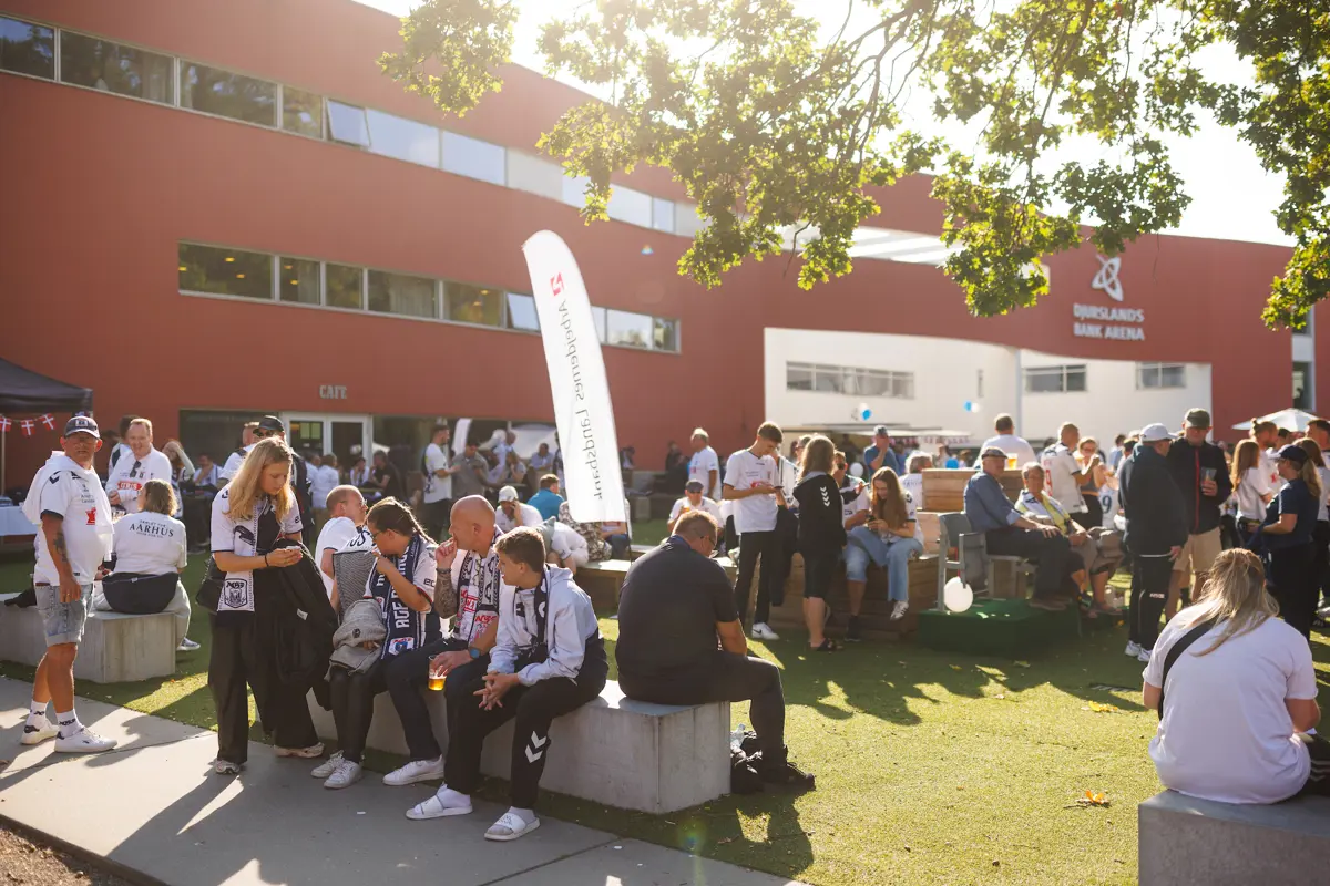 FODBOLDFEST SKYDER UGEN I GANG