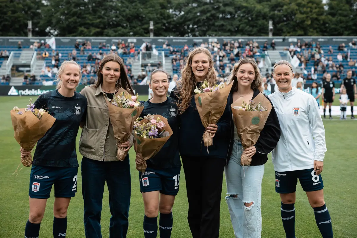 AGF KVINDEFODBOLD: AFSKED MED FEM SPILLERE